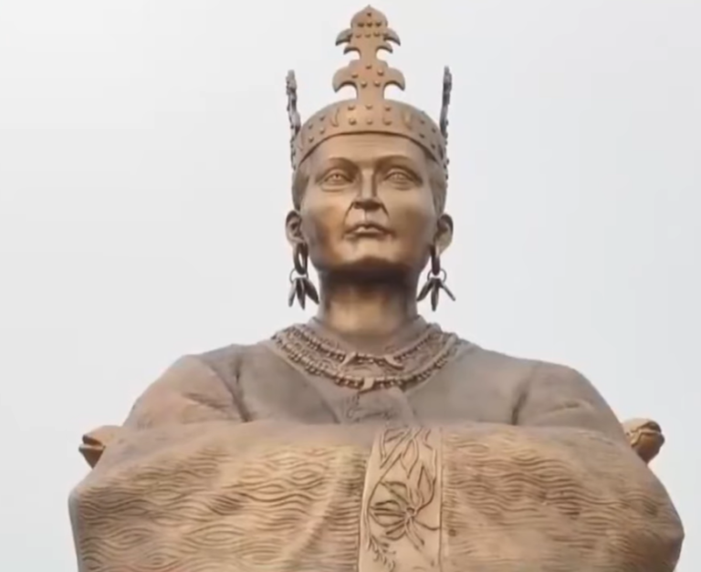 Queen Heo Hwang‑Ok: Ayodhya Unveils Bronze Statue Of Indian-Origin ...